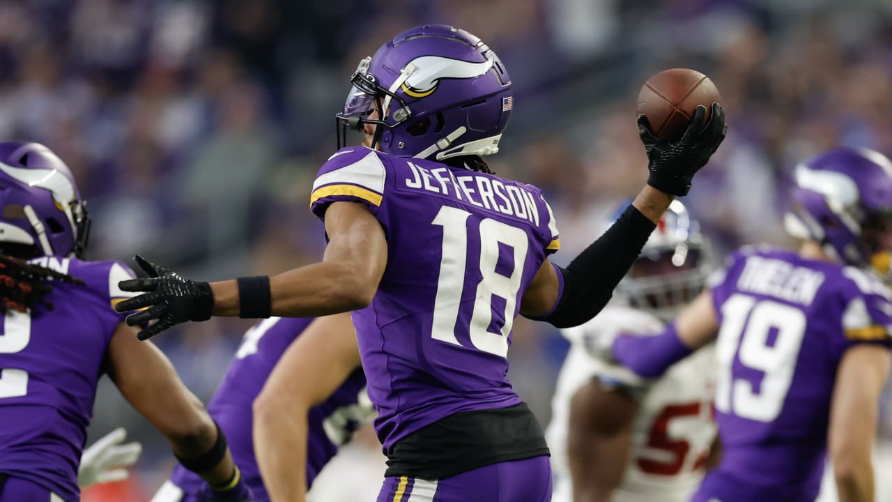 Minnesota Vikings wide receiver Justin Jefferson's trick-play pass to ...