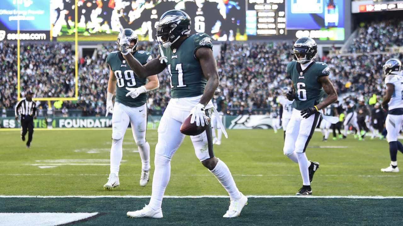Can't-Miss Play: Philadelphia Eagles wide receiver A.J. Brown has ZERO separation on 29-yard TD ...