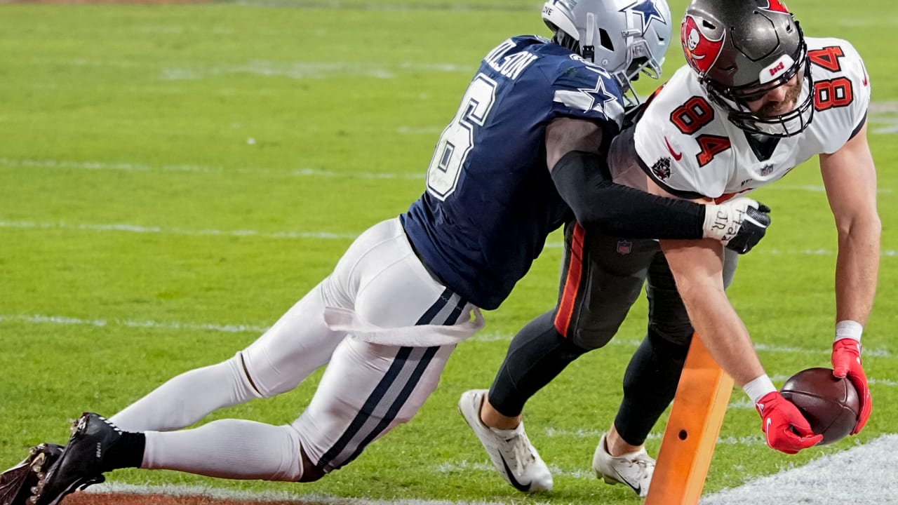 Tampa Bay Buccaneers tight end Cameron Brate stretches over the pylon ...