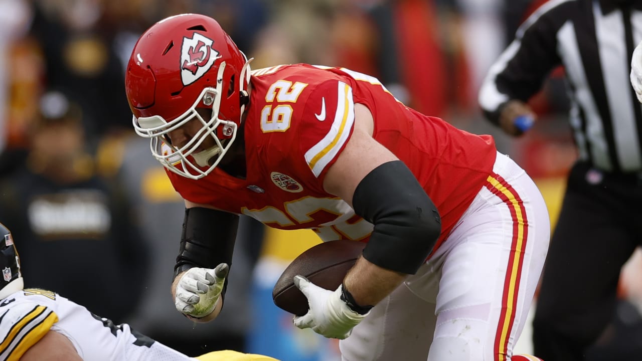Kansas City Chiefs offensive guard Joe Thuney catches ball in mid-air ...