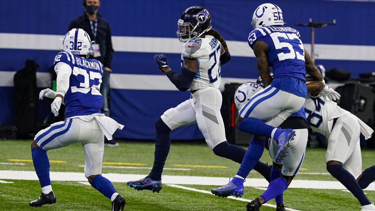Tennessee Titans RB Derrick Henry follows blockers after lateral pass ...