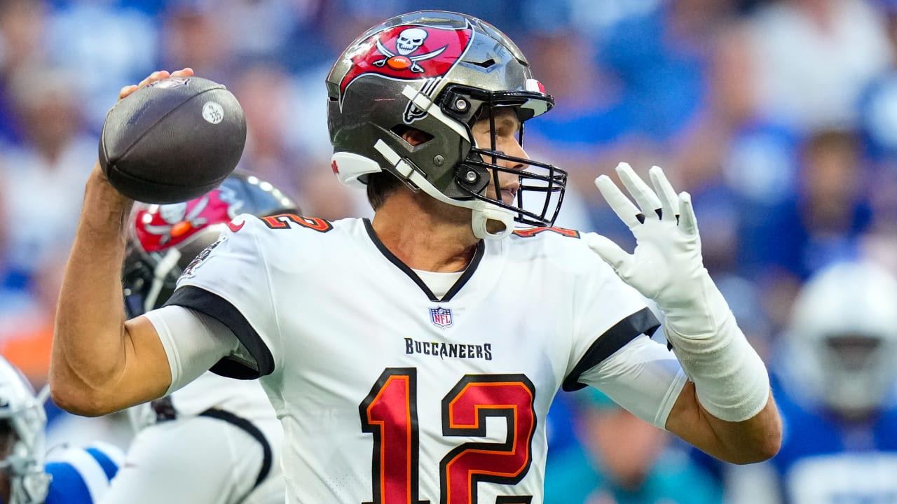 Tampa Bay Buccaneers quarterback Tom Brady threads needle to wide ...