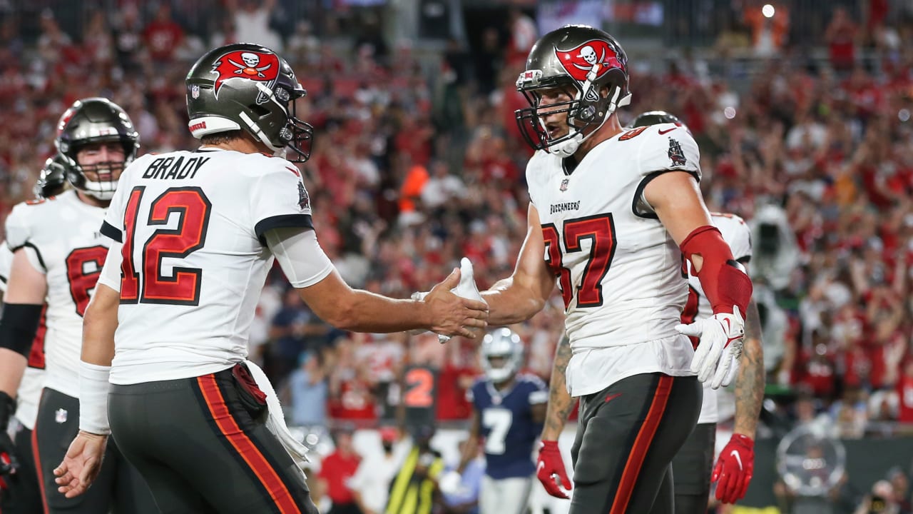 Tampa Bay Buccaneers Tom Brady fires cross-body touchdown dart to Rob ...