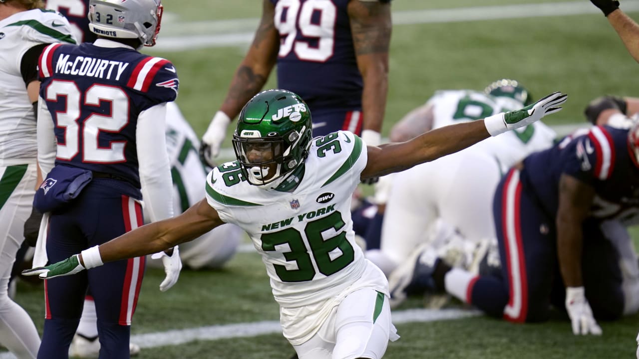 New York Jets running back Josh Adams hops over goal-line pileup for TD