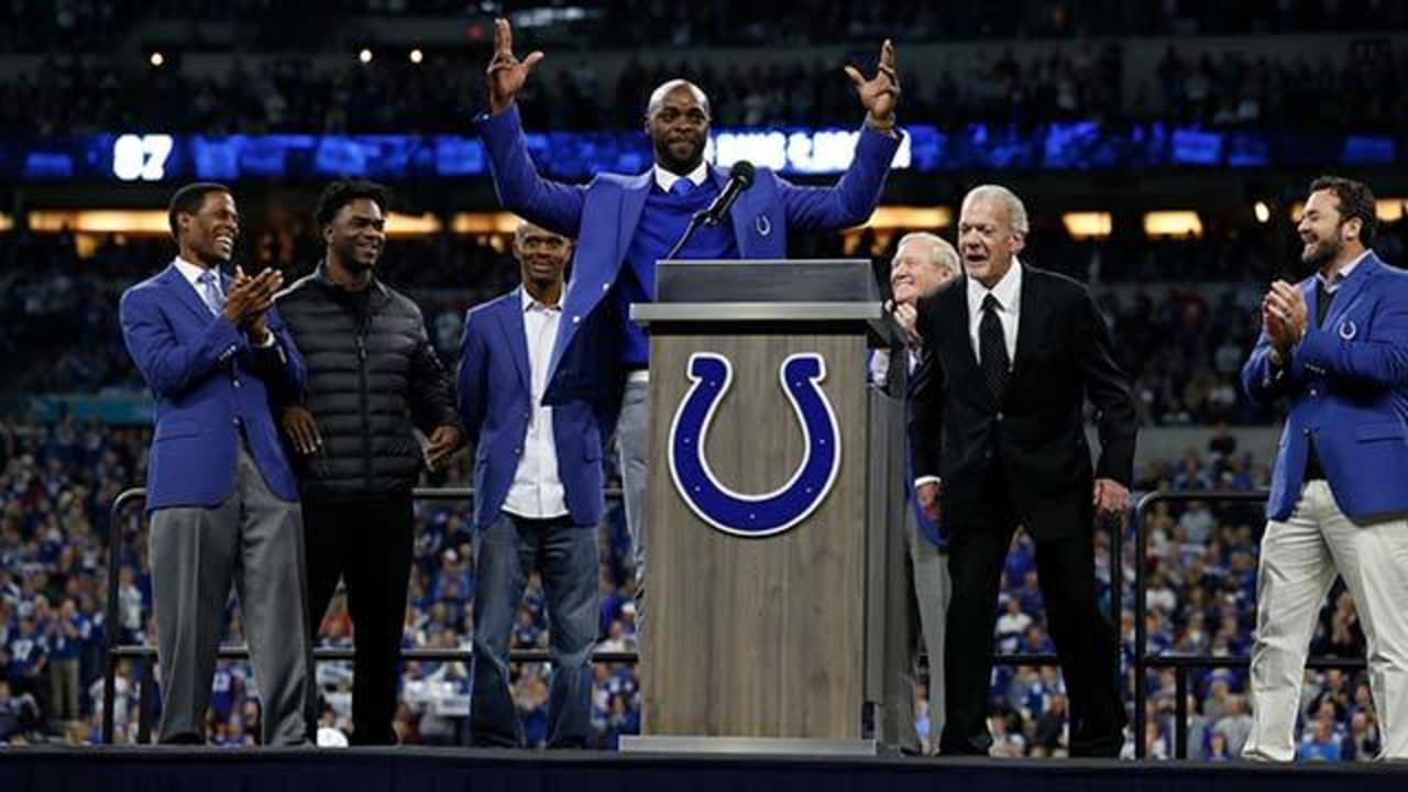 Colts fans erupt as Wayne gets inducted into Ring of Honor