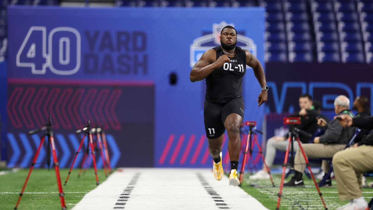 Offensive guard McClendon Curtis runs official 5.24-second 40-yard dash ...