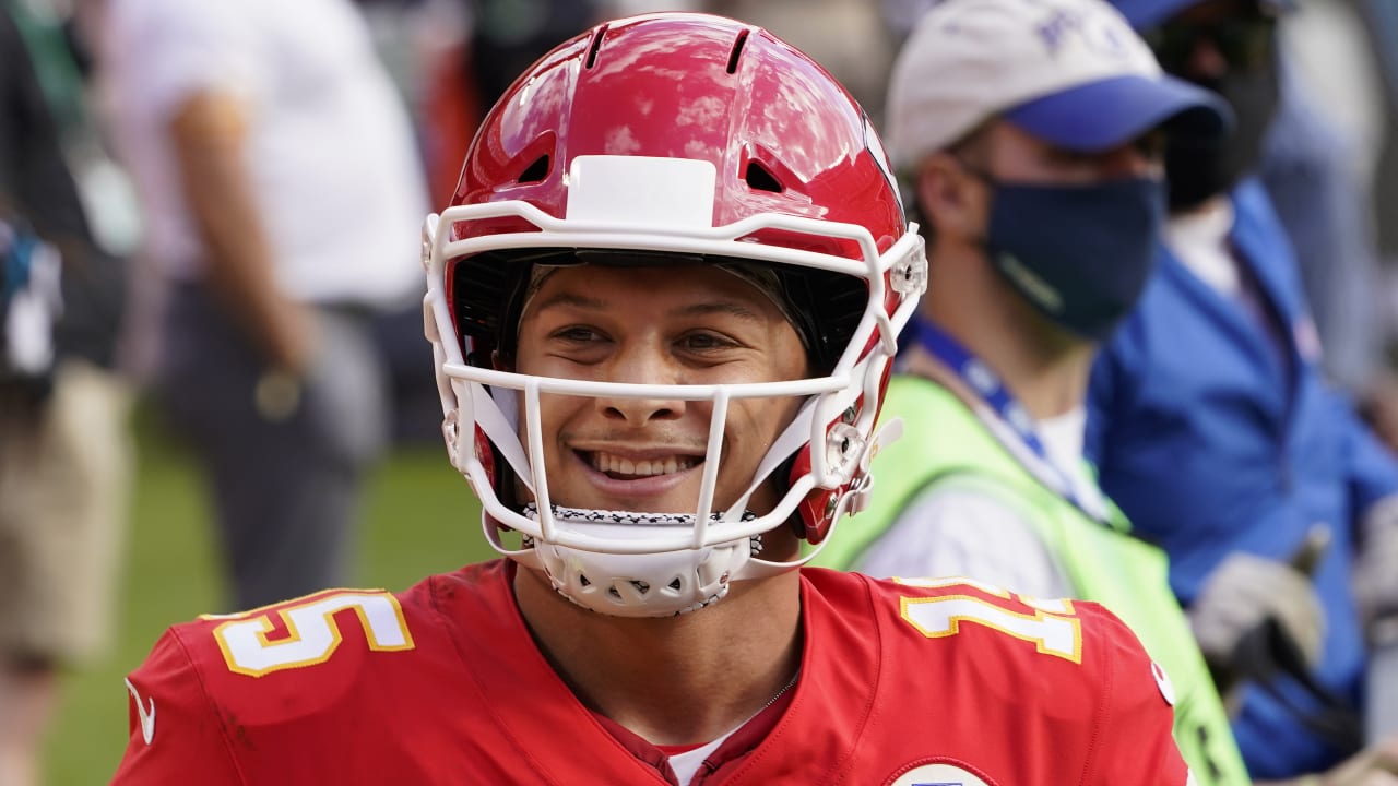 Kansas City Chiefs quarterback Patrick Mahomes reacts to OG Kyle Long ...
