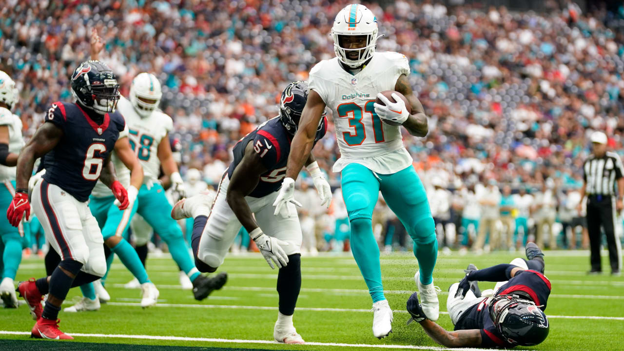 Miami Dolphins running back Raheem Mostert slips to the edge for 2-yard TD run