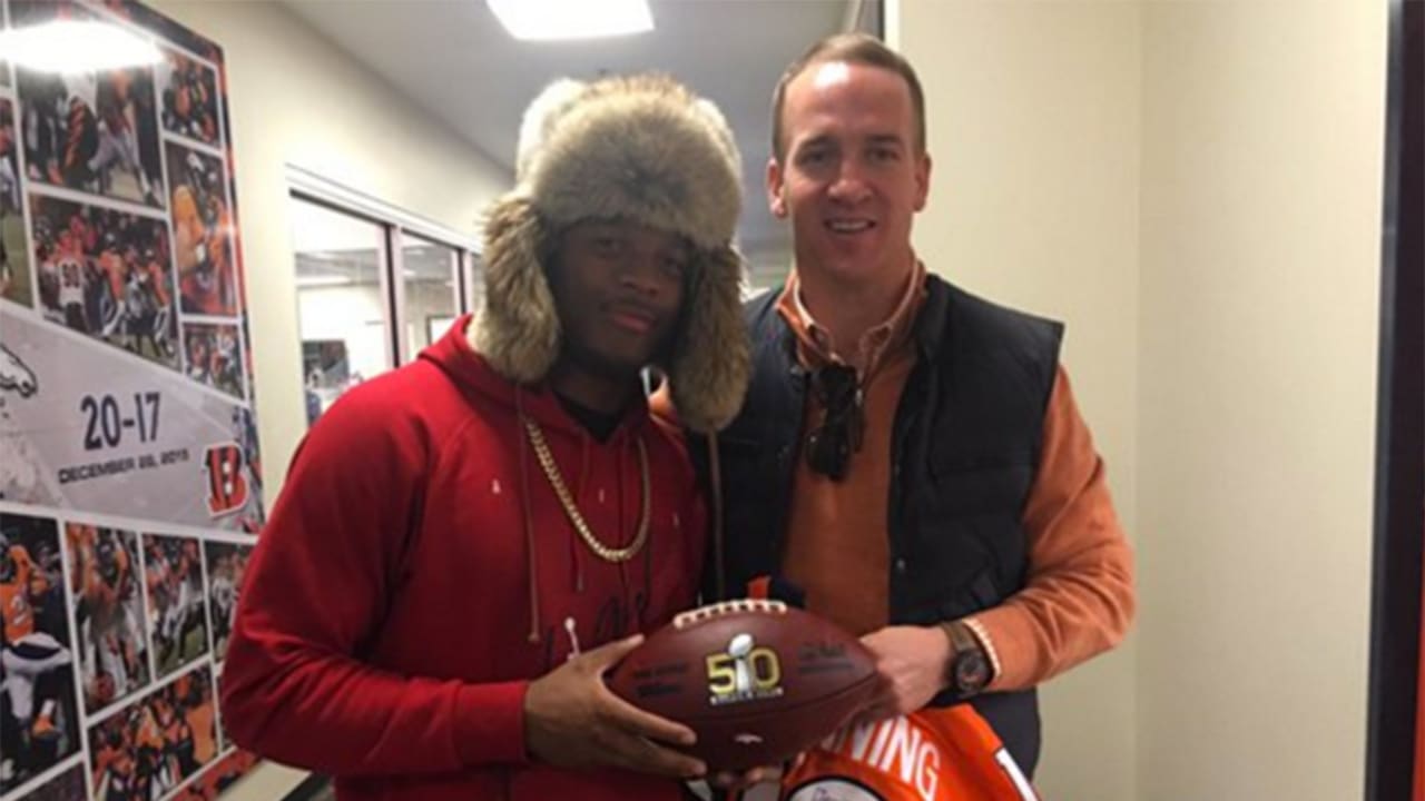 Fowler gives 2-point conversion ball back to Peyton