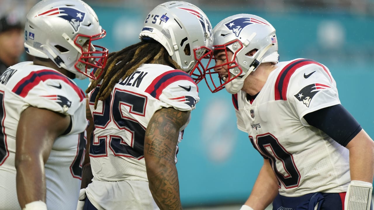 New England Patriots running back Brandon Bolden bolts toward the ...