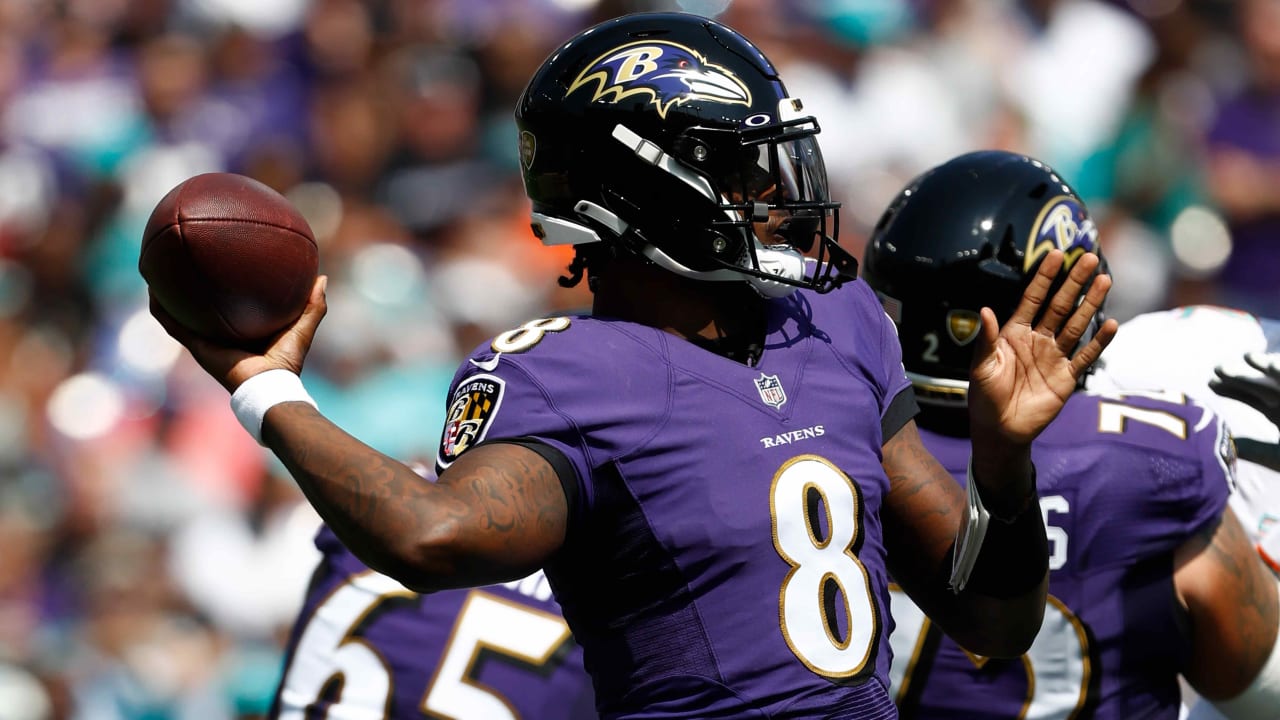 Baltimore Ravens quarterback Lamar Jackson splits TWO DBs on 25-yard ...