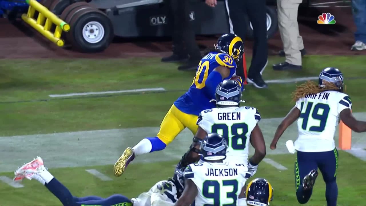 Todd Gurley delivers devastating stiff-arm on powerful TD run
