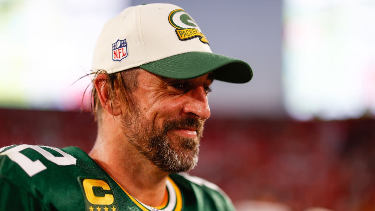 Siciliano: Quarterback Aaron Rodgers entered a Jets team meeting barefoot