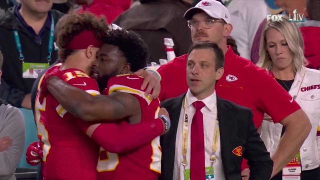 Patrick Mahomes hugs Damien Williams after RB's critical TD