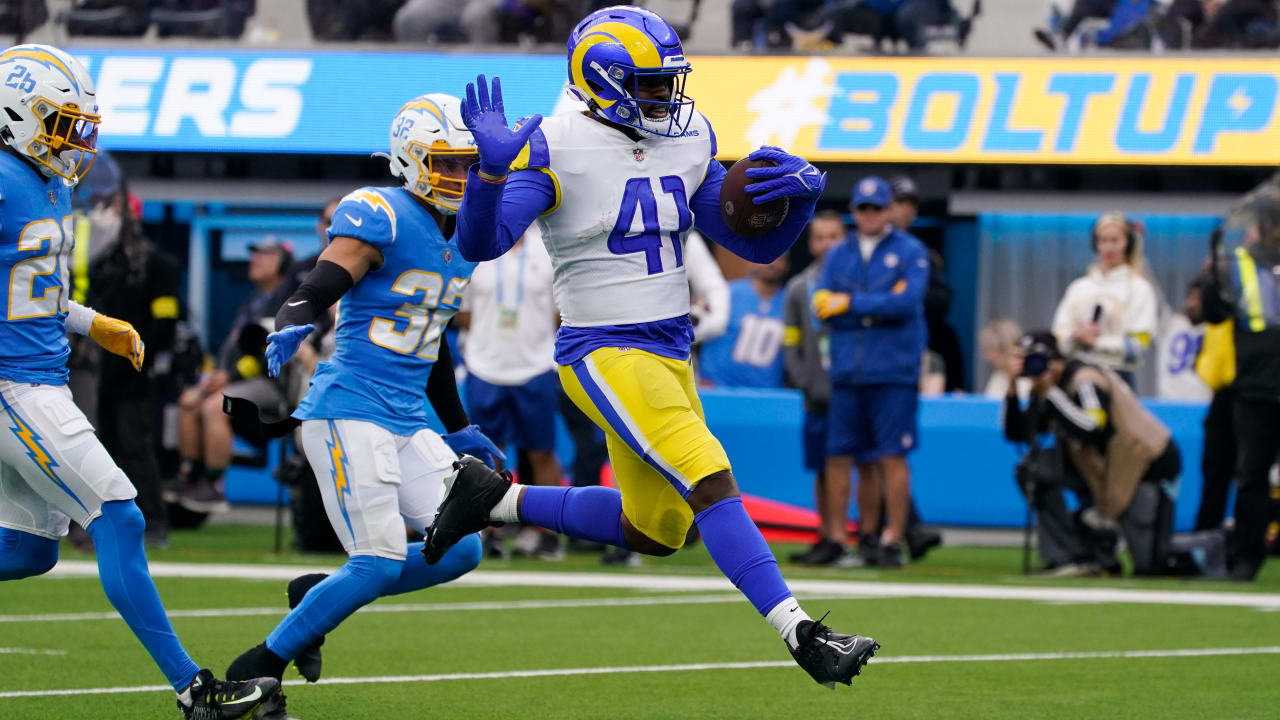 Los Angeles Rams running back Malcolm Brown dashes through the hole ...