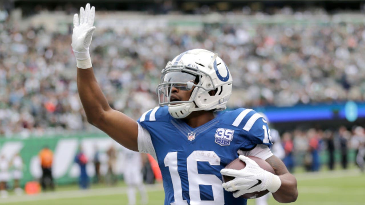 Luck throws perfect pass to Marcus Johnson for TD