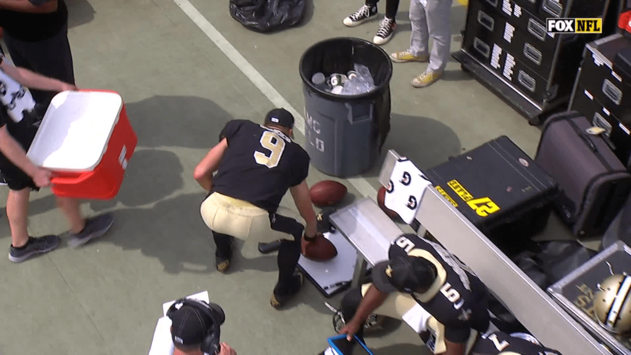 Drew Brees struggles to grip football on sideline with hand injury