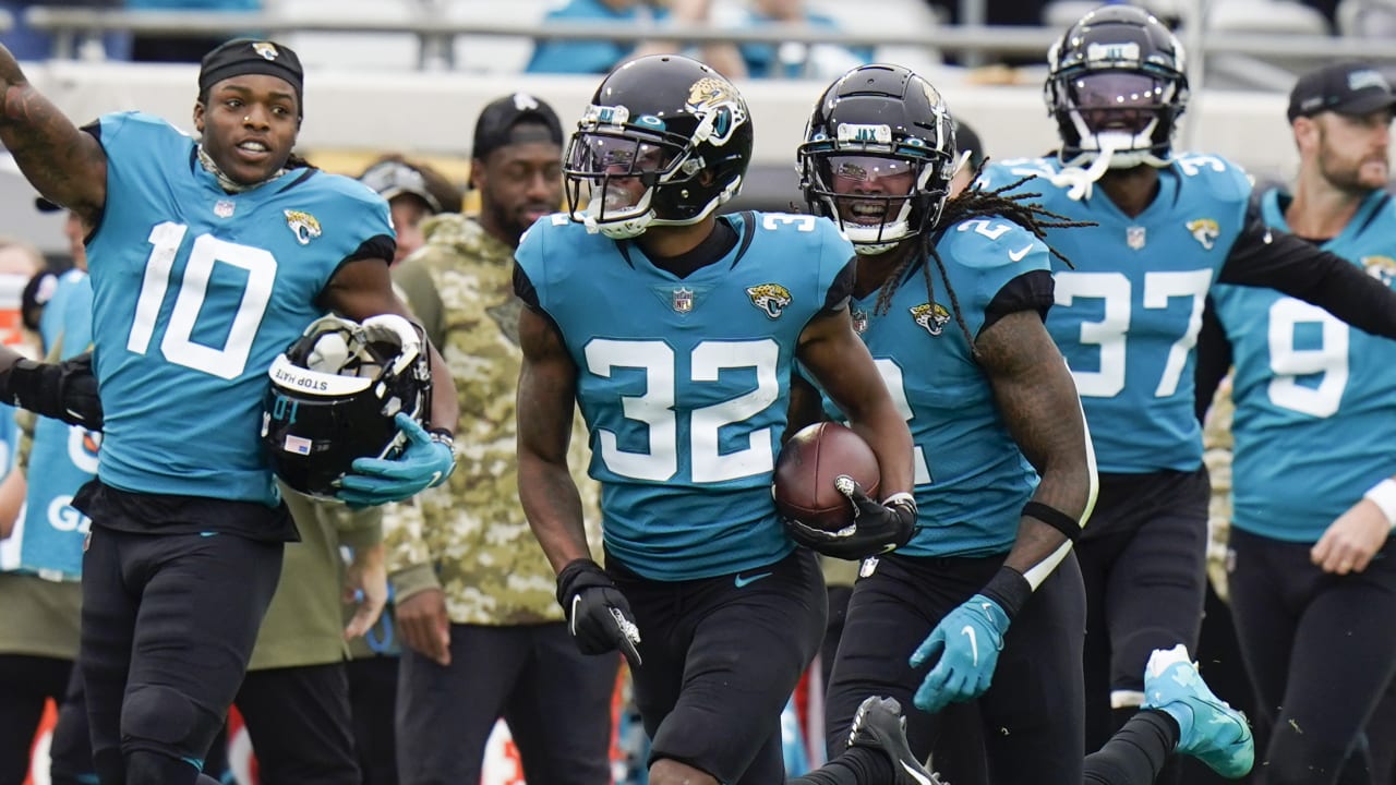 Jacksonville Jaguars cornerback Tyson Campbell leaps to grab INT on ...