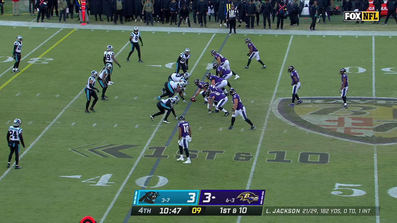 Baltimore Ravens quarterback Lamar Jackson dots tight end Mark Andrews ...