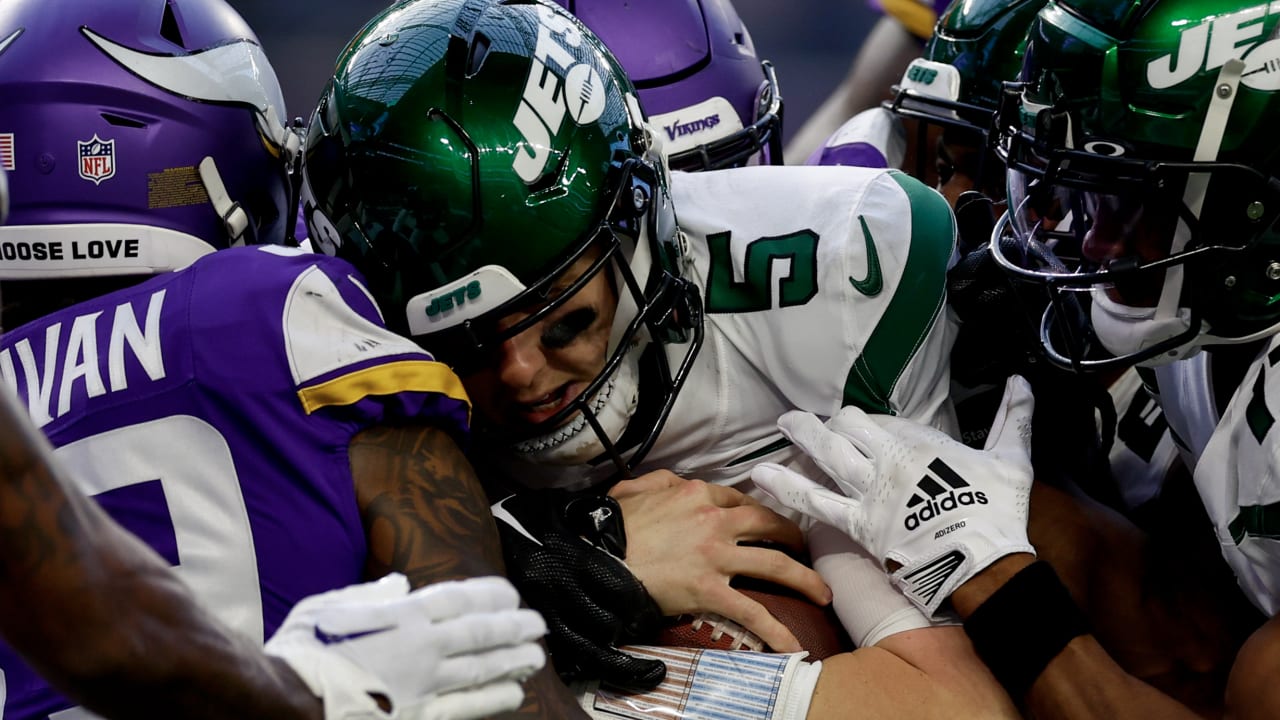 New York Jets quarterback Mike White and Jets offense move football ...