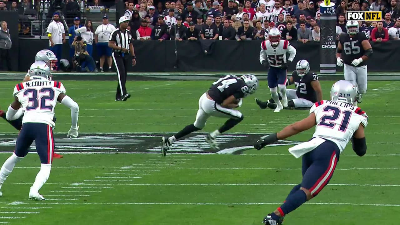 Las Vegas Raiders quarterback Derek Carr zips a 19-yard completion over ...