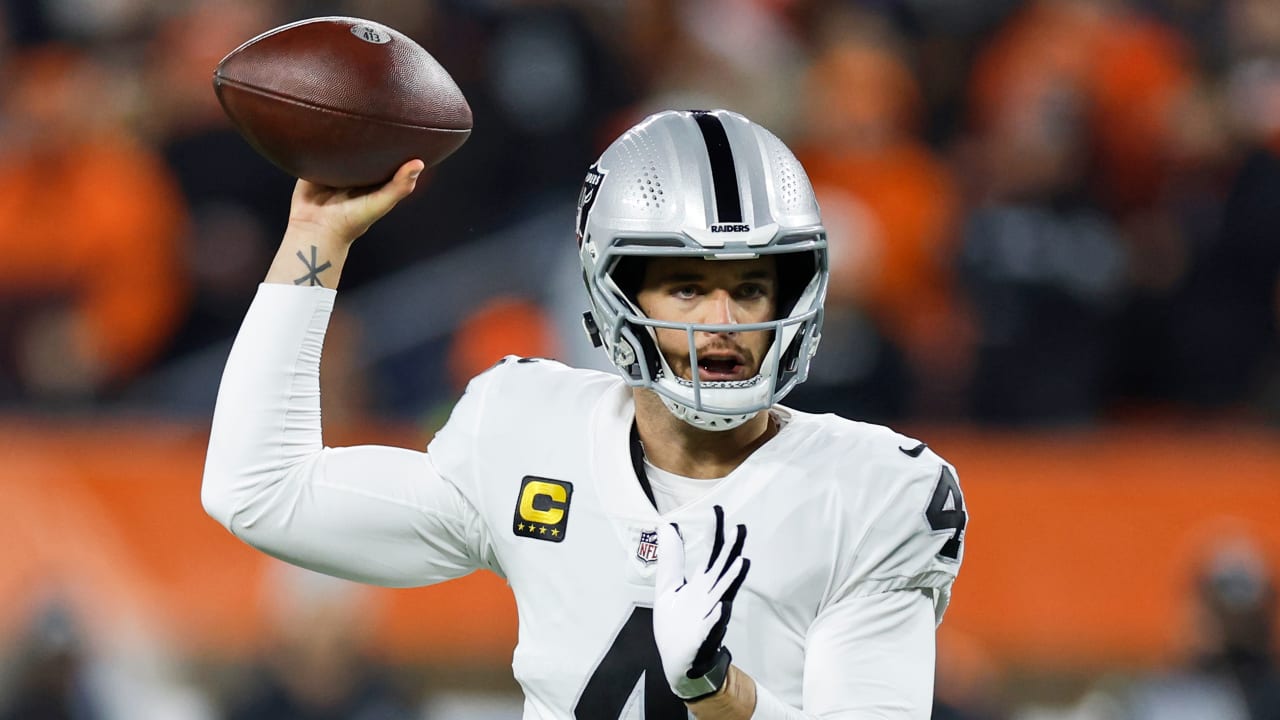 Las Vegas Raiders quarterback Derek Carr delivers clutch throw to wide ...