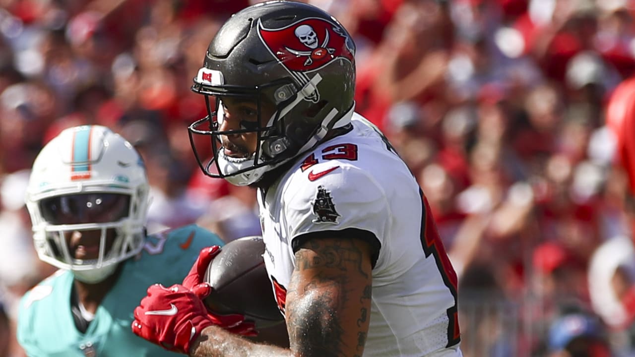 Tampa Bay Buccaneers wide receiver Mike Evans picks up 26 yards on ...
