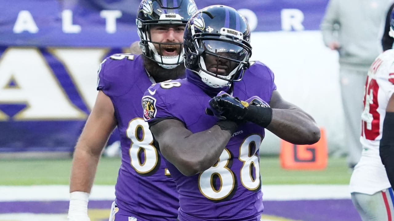 Baltimore Ravens quarterback Lamar Jackson finds a wide-open wide ...