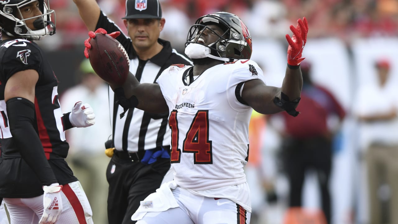 Tampa Bay Buccaneers wide receiver Chris Godwin nearly lands an eye ...