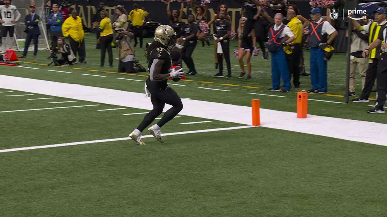 New Orleans Saints running back Alvin Kamara dashes to the edge for a ...