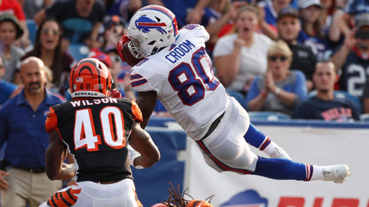 Jason Croom shakes defender, leaps into end zone for TD