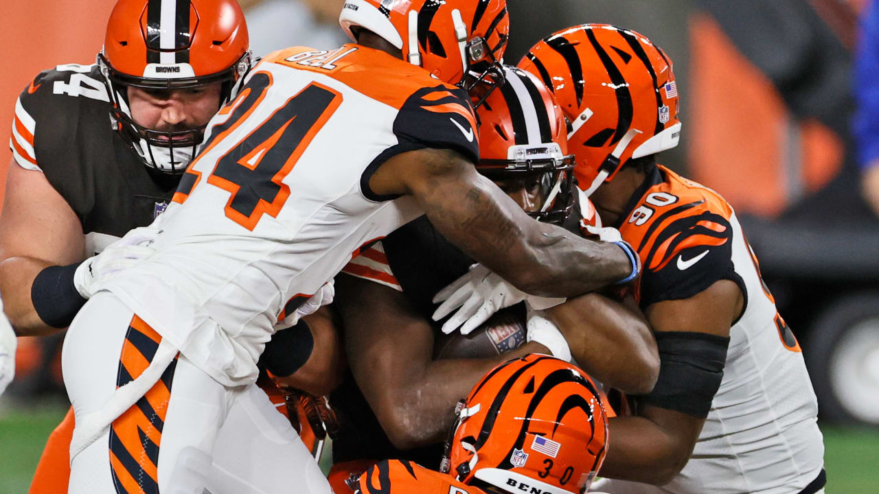 Nick Chubb muscles through barrage of defenders on physical TD run