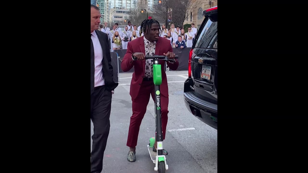 Kansas City Chiefs wide receiver Tyreek Hill scooters onto NFL Honors ...