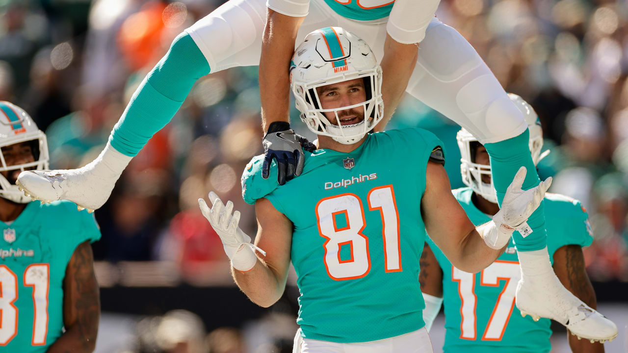 Miami Dolphins tight end Durham Smythe takes quarterback sneak for goal ...