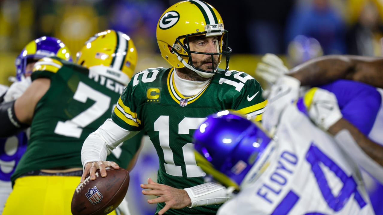 Green Bay Packers quarterback Aaron Rodgers' swing pass to running back ...