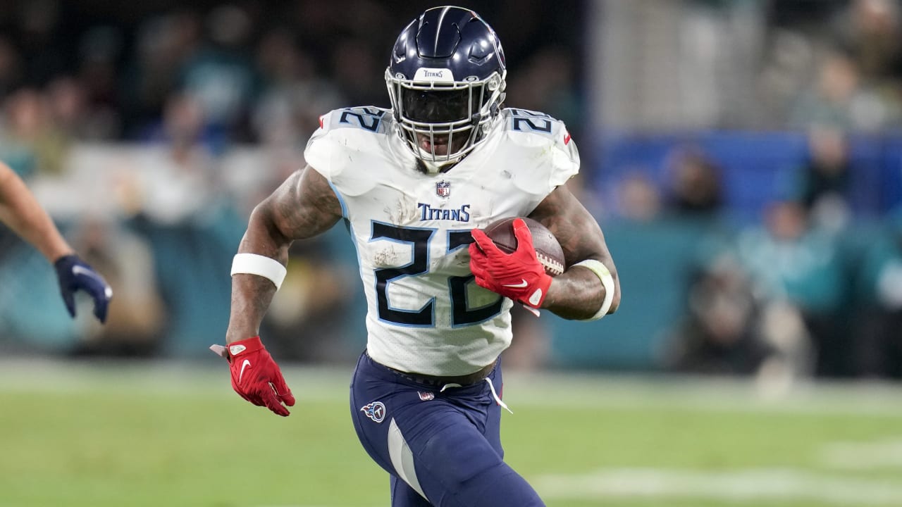 Tennessee Titans running back Derrick Henry shows off his strength with ...