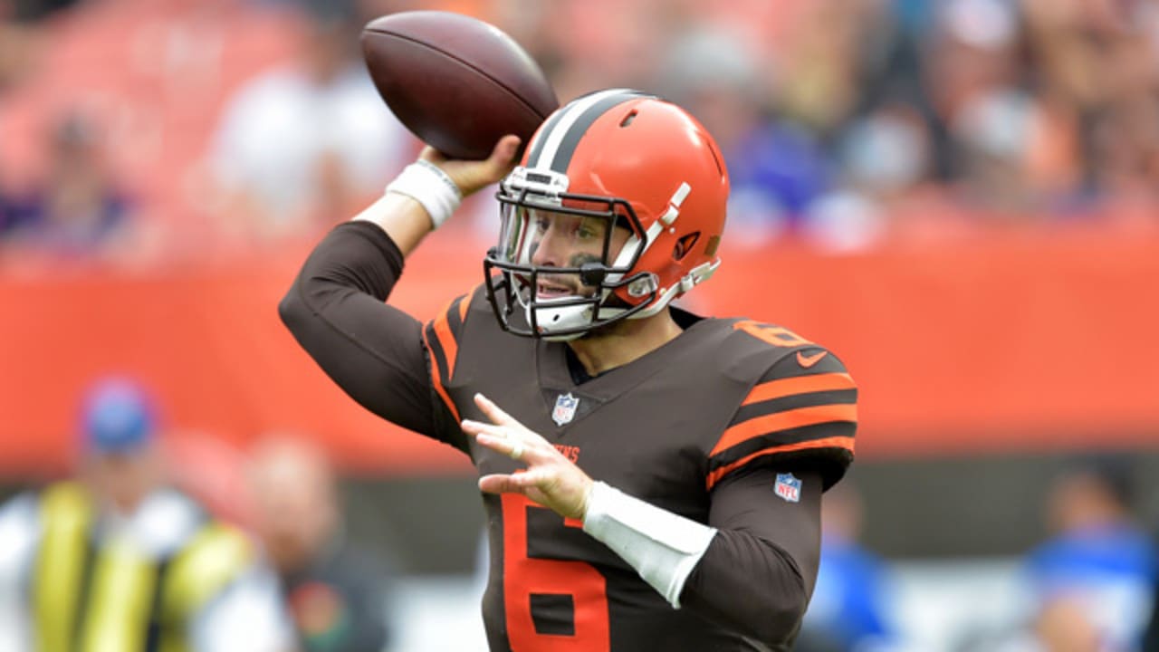 Mayfield throws smooth pass to Njoku for a 24-yard gain