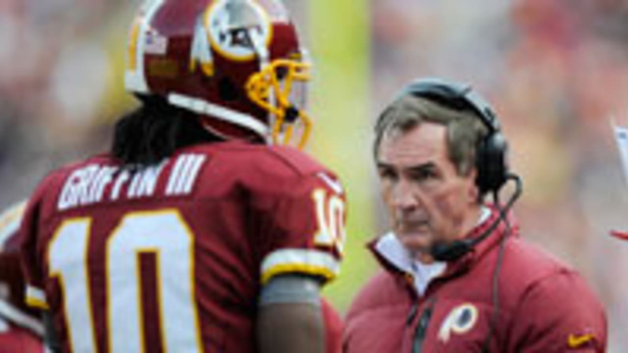 Mike Shanahan: RG3 hurt knee on sack before collapse