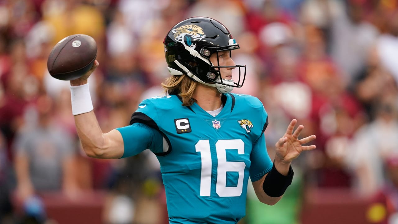 Jacksonville Jaguars quarterback Trevor Lawrence lasers pass to wide ...