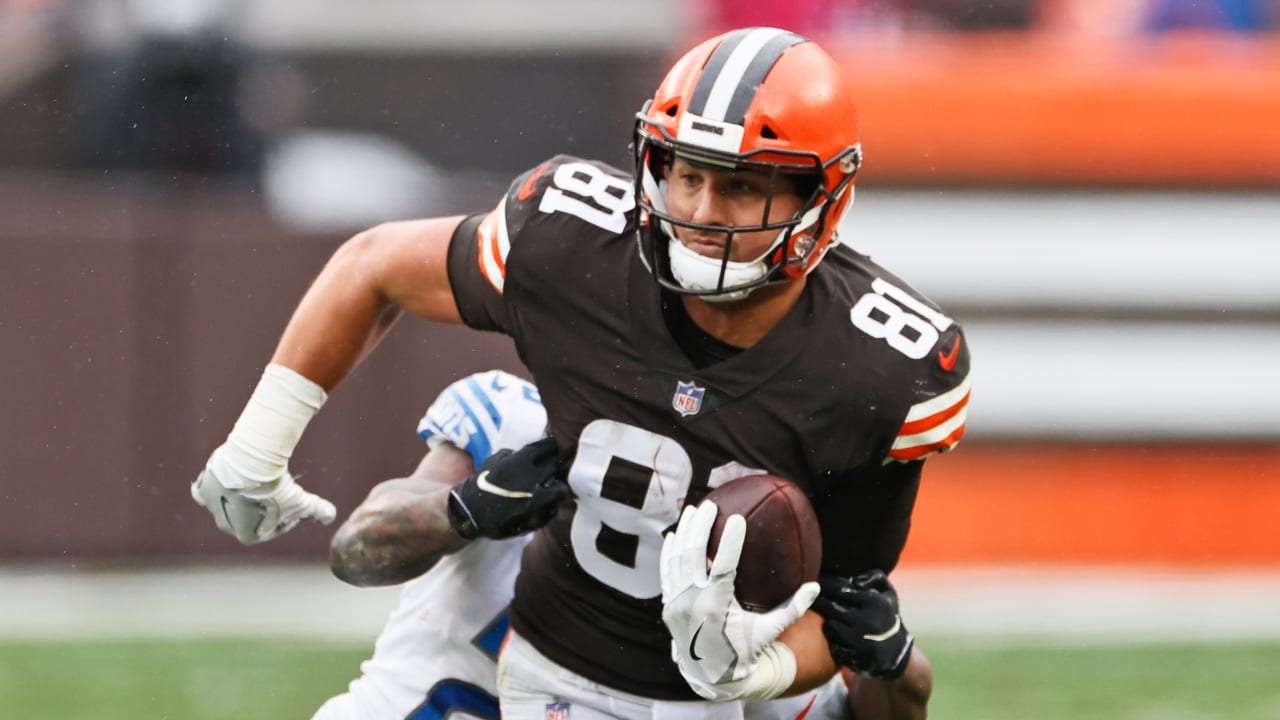 Cleveland Browns tight end Austin Hooper finds 20-yard open lane