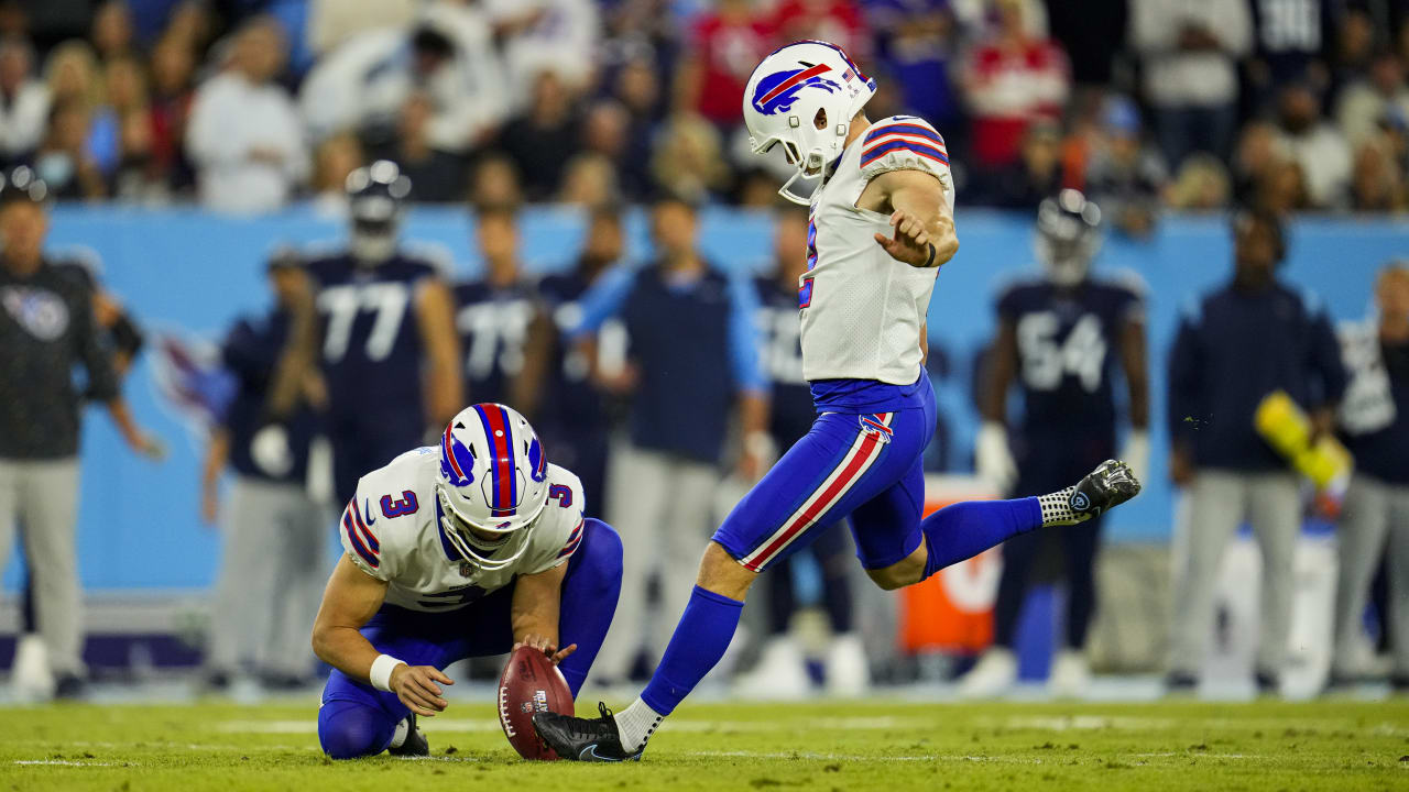 Buffalo Bills kicker Tyler Bass tucks 52-yard knuckleball FG inside ...