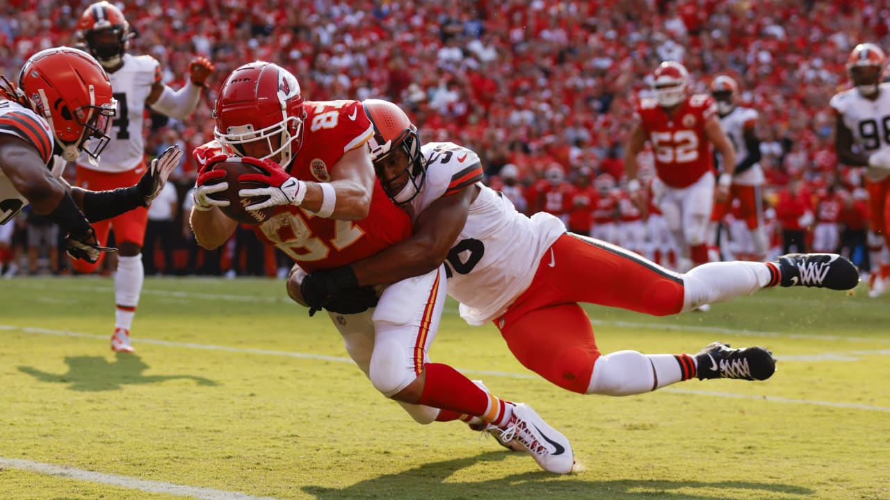 Kansas City Chiefs tight end Travis Kelce extends for a touchdown to ...