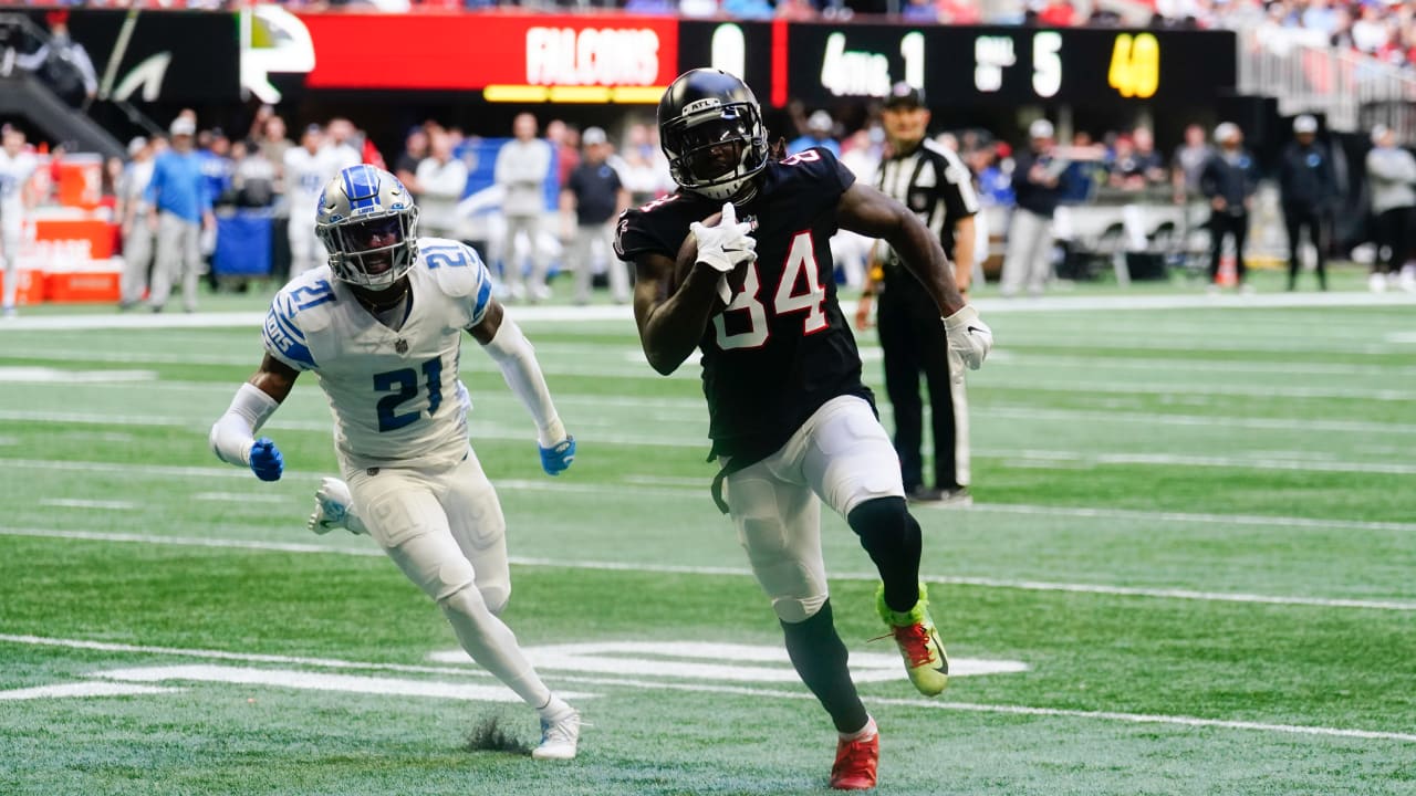 Atlanta Falcons running back Cordarrelle Patterson races around edge ...