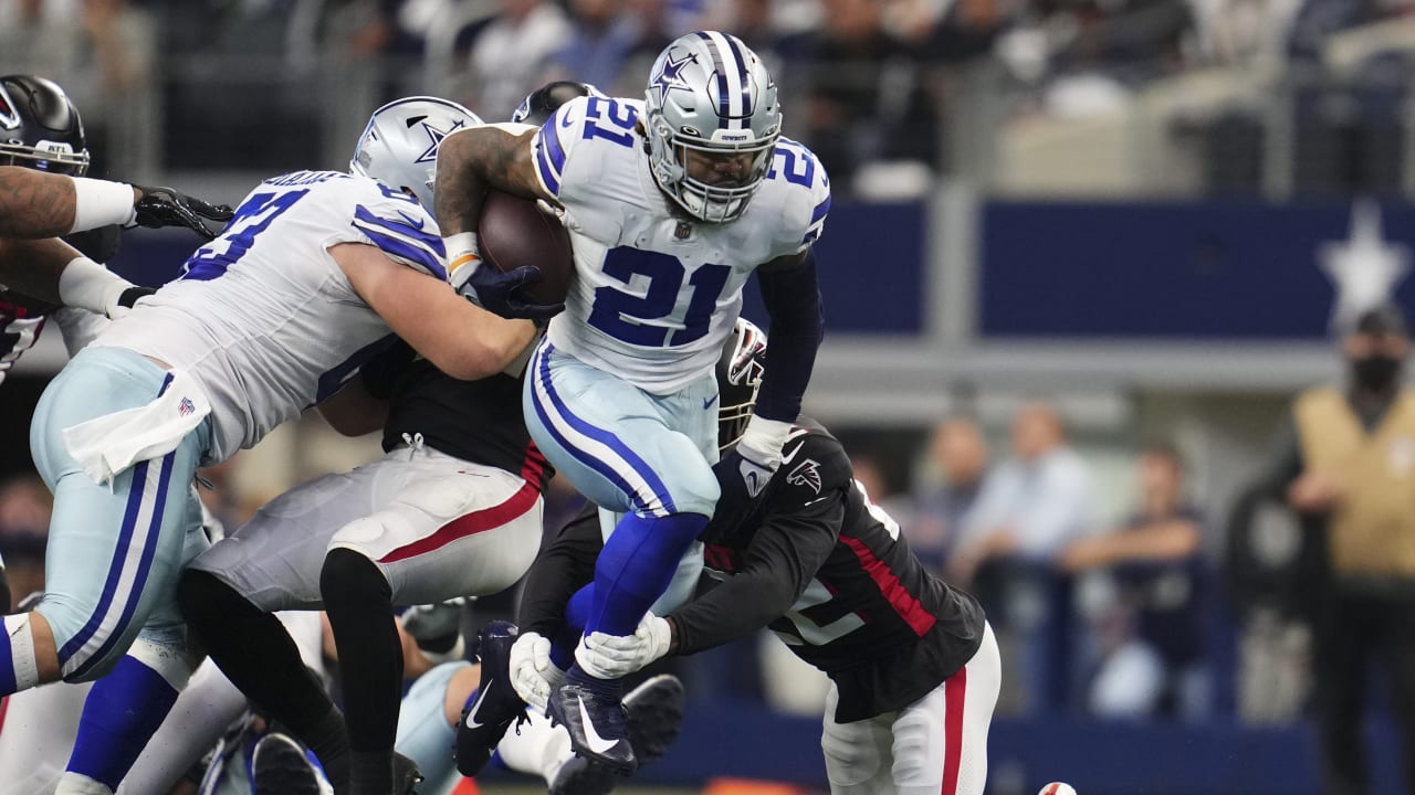 Dallas Cowboys running back Ezekiel Elliott goes up the middle for a ...