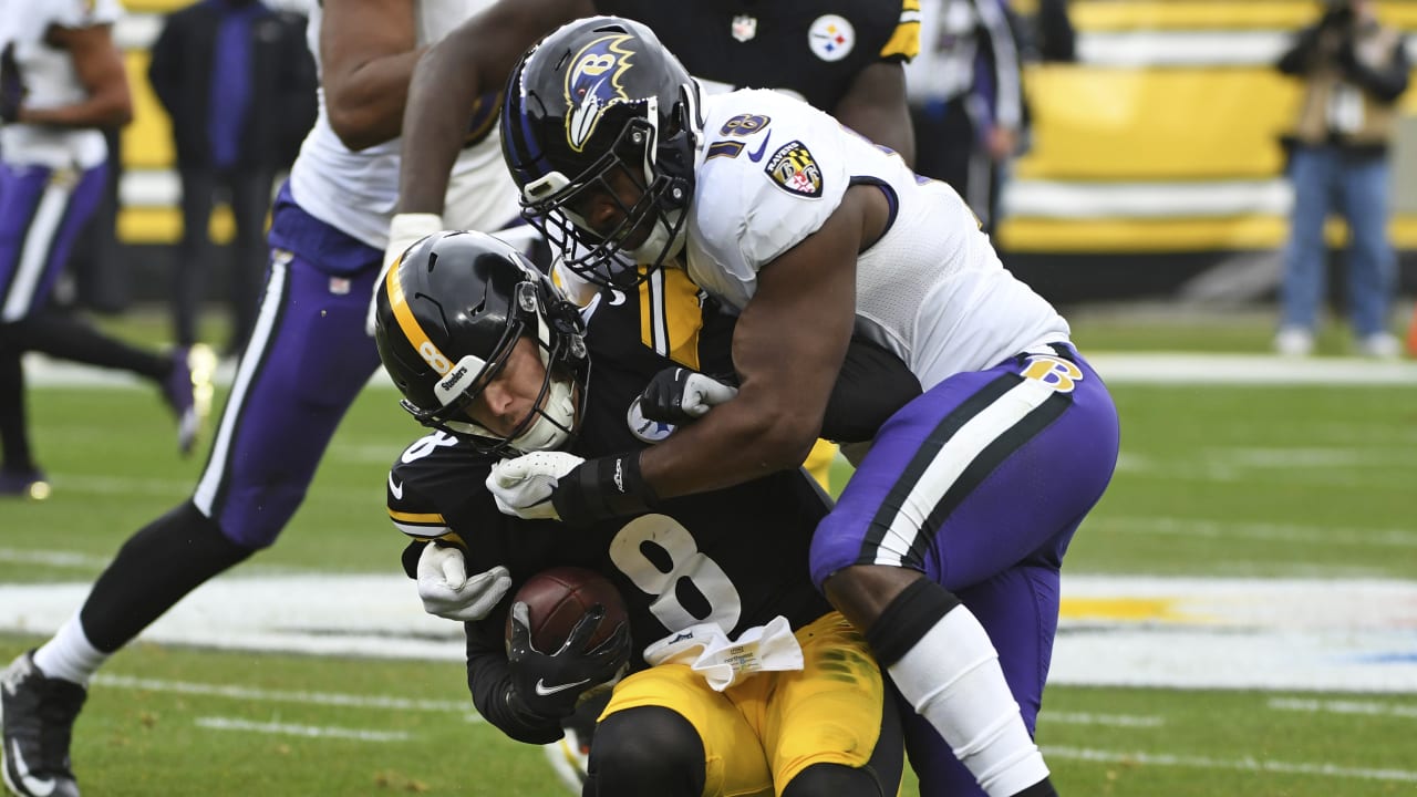 Baltimore Ravens linebacker Roquan Smith finishes off linebacker ...
