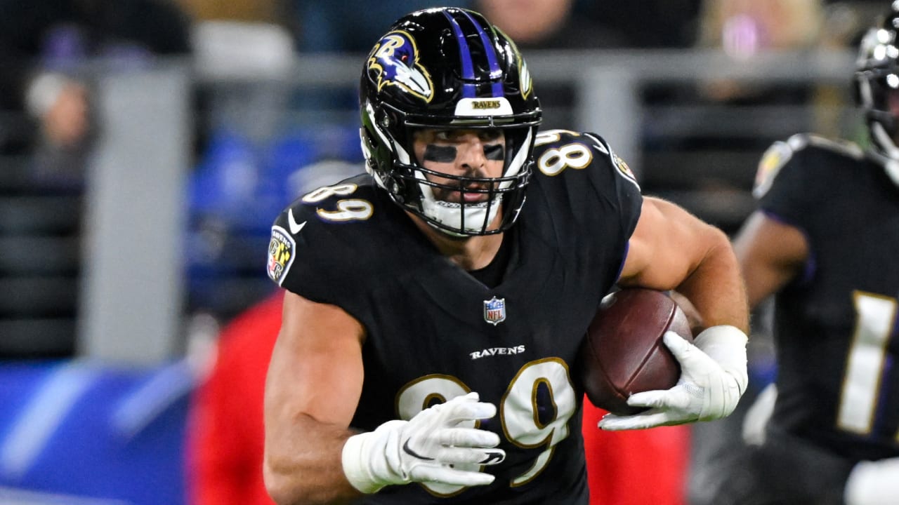 Baltimore Ravens quarterback Lamar Jackson hits tight end Mark Andrews ...