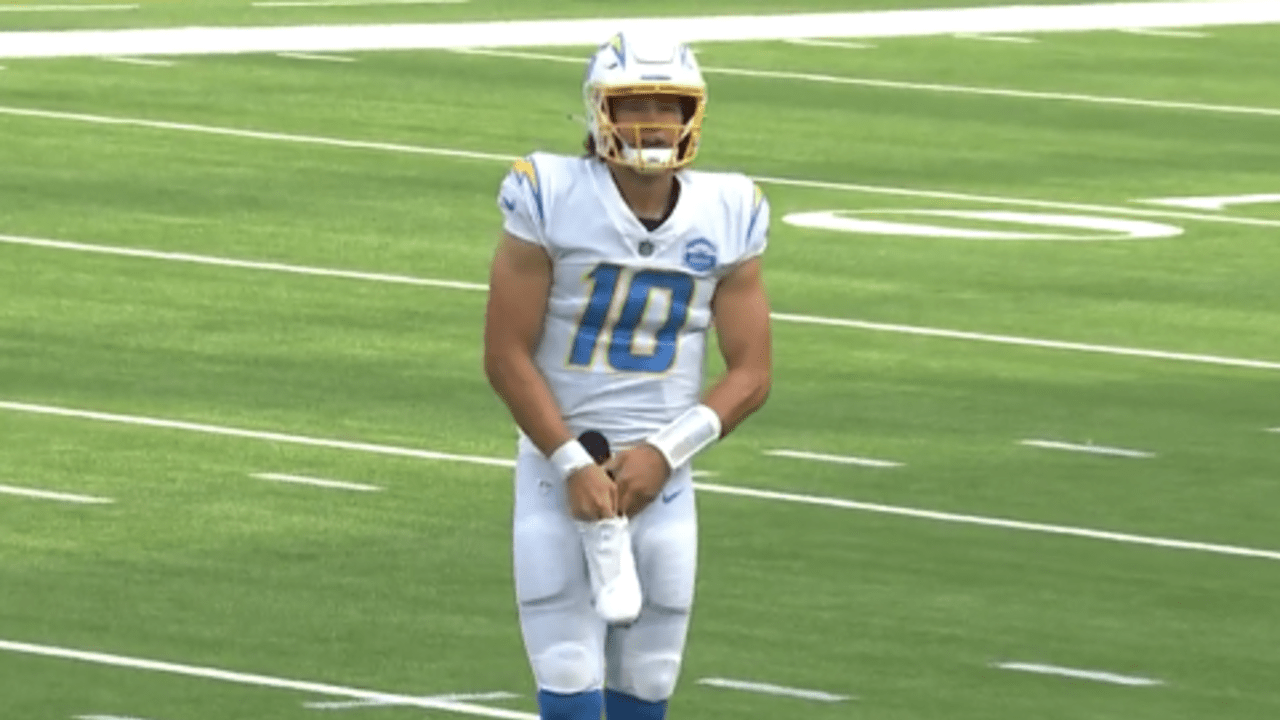 Los Angeles Chargers quarterback Justin Herbert's shoe comes loose on ...