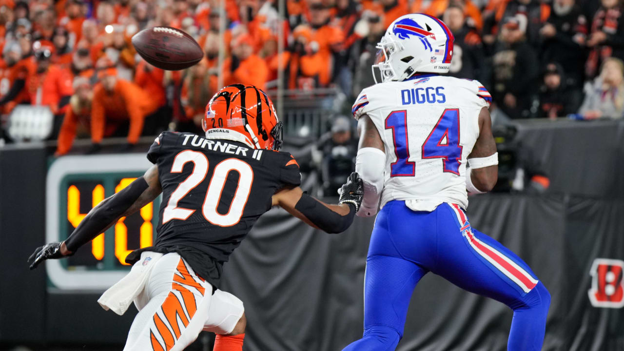 Buffalo Bills quarterback Josh Allen dots Bills wide receiver Stefon Diggs on back-to-back ...