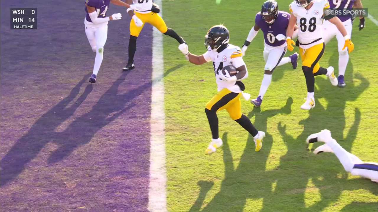 Pittsburgh Steelers running back Kenneth Gainwell BURSTS into the end ...