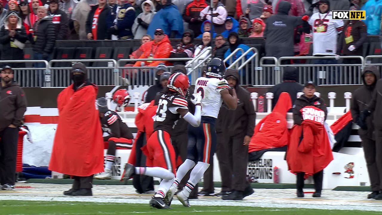 Can't-Miss Play: Chicago Bears wide receiver DJ Moore shows off his toe-drag swag on 27-yard catch